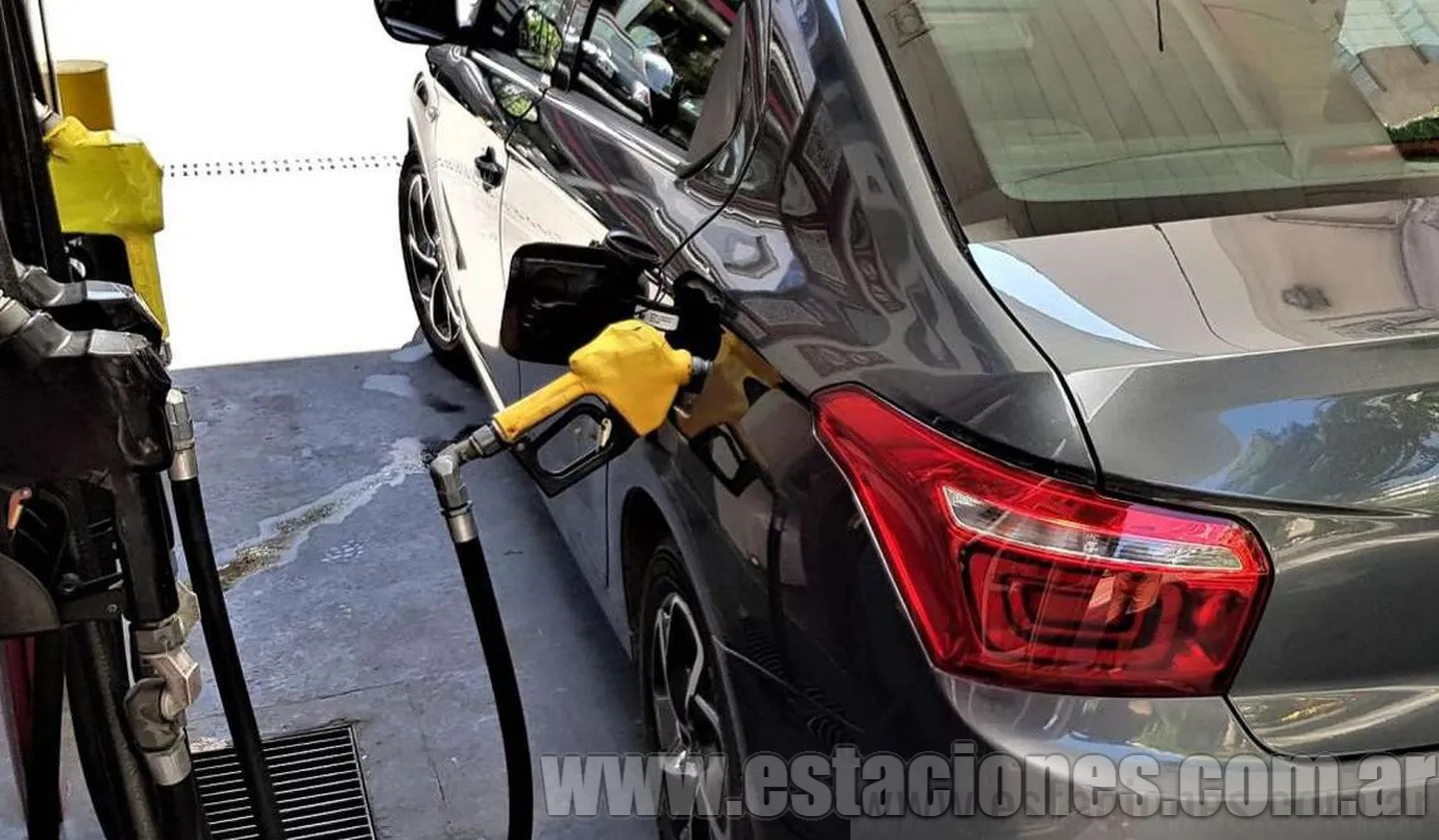 Llenar el tanque de un auto “promedio” con nafta super ya cuesta más de 7 mil pesos - estaciones ...